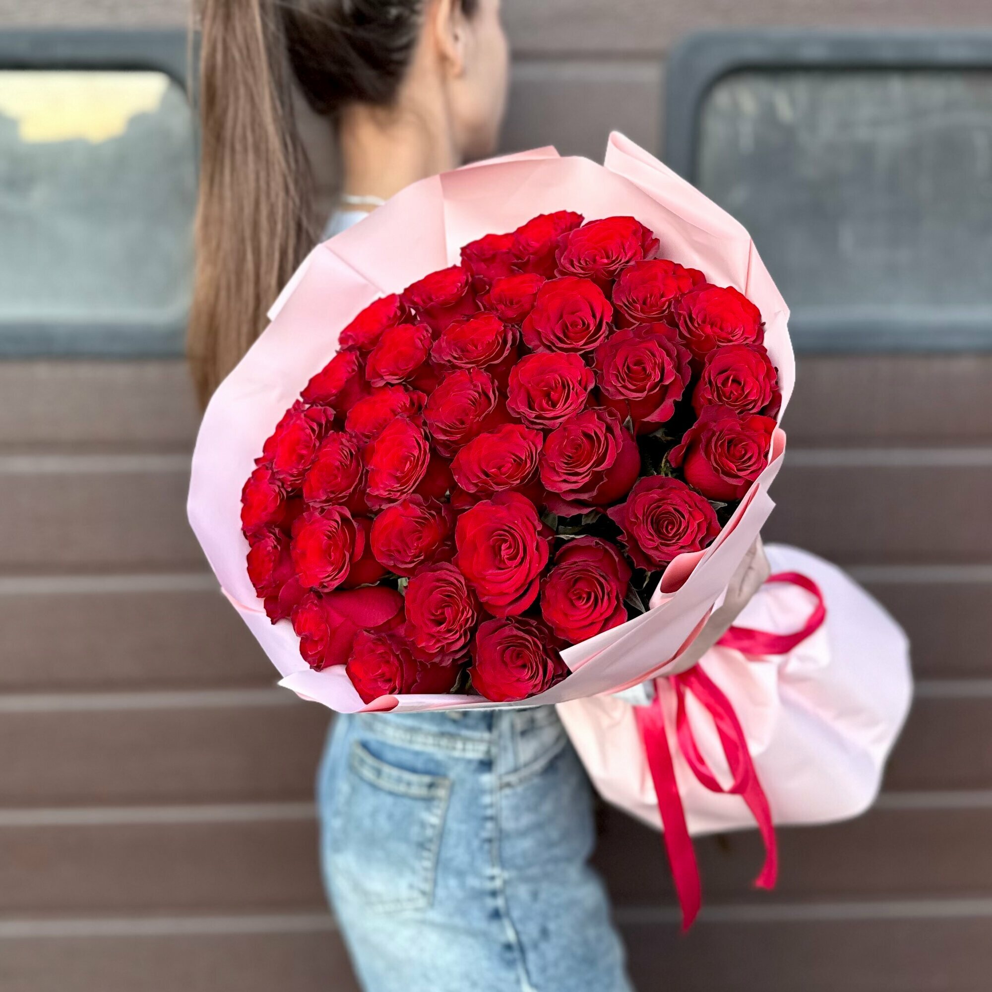 Монобукет SkyFlora «Великолепные красные розы в нежной упаковке», 50см