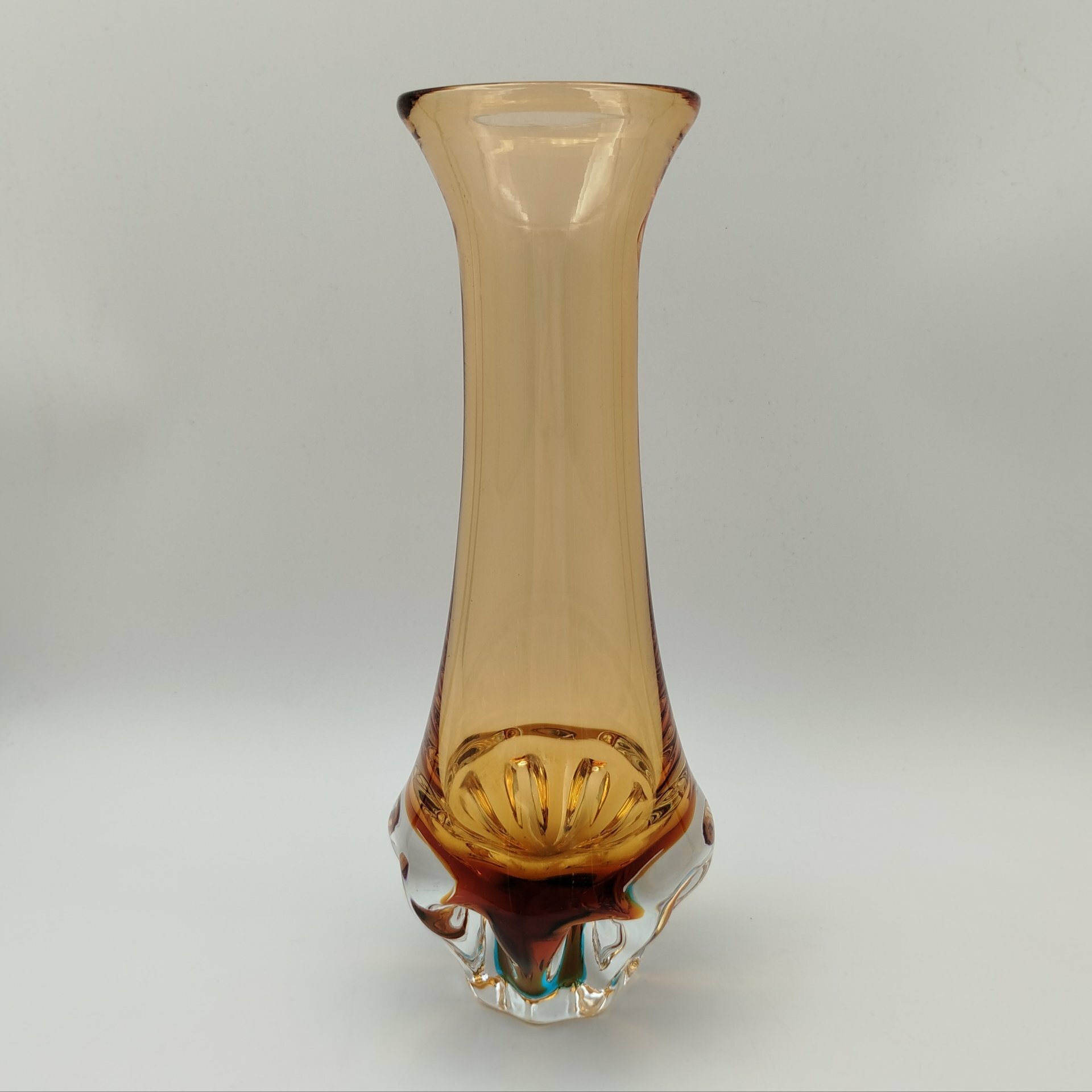 Ваза лаконичной формы на фигурном основании, стекло, гутная техника