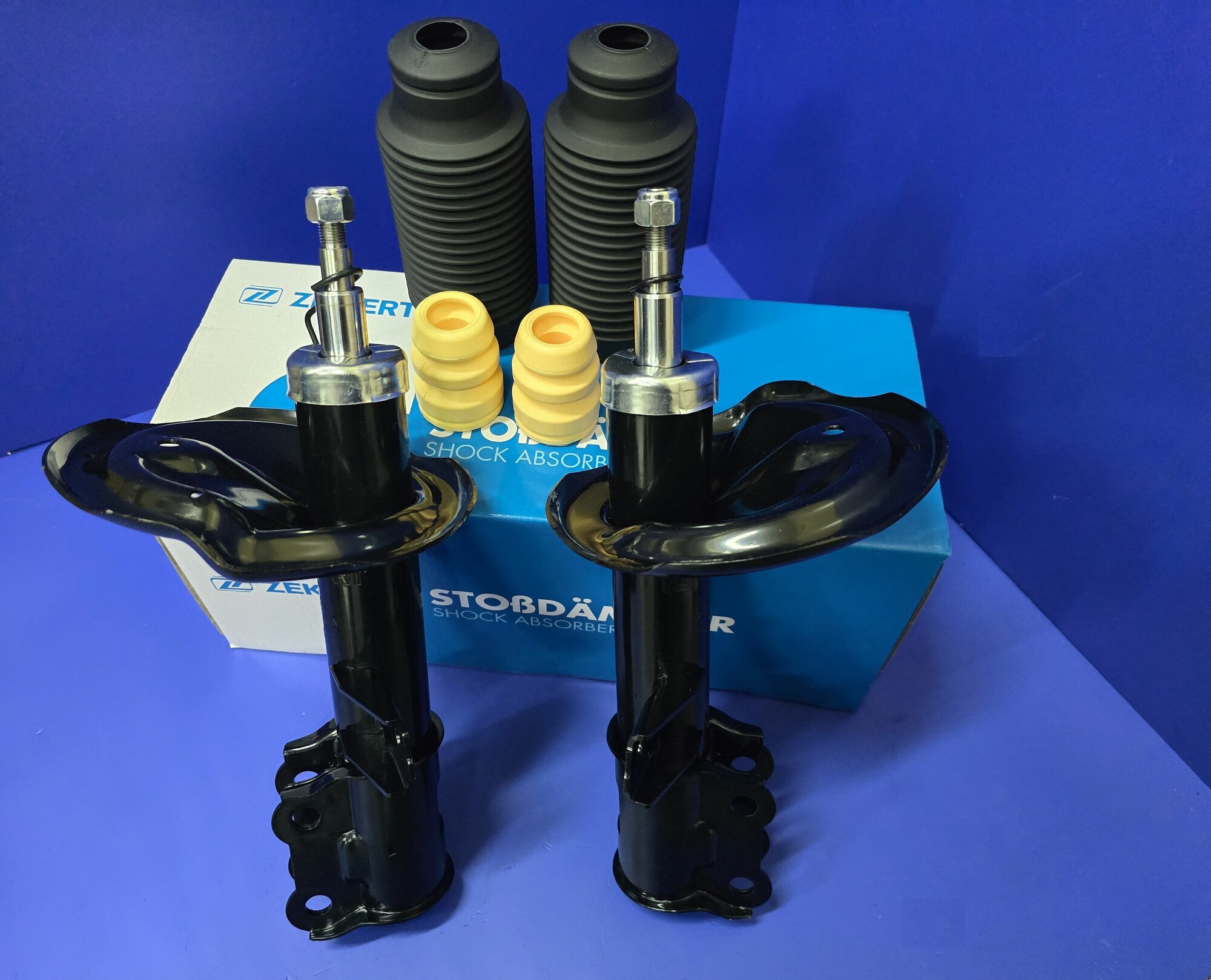 Пара передних амортизаторов c пыльниками и отбойниками Zekkert Германия на Кия Сид. Стойка, амортизатор на Kia Ceed