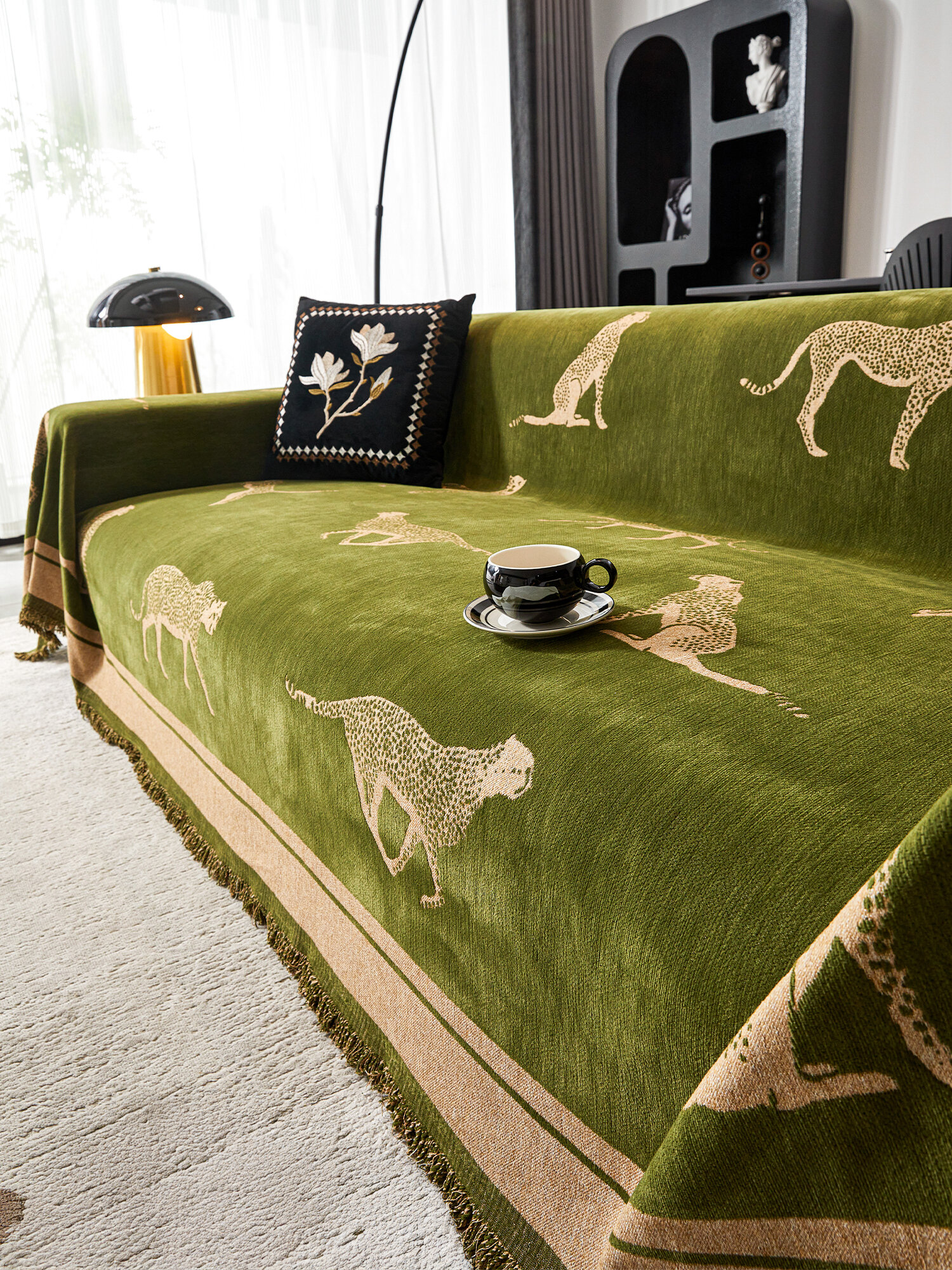 Чехол на диван Wild Harmony с леопардовым принтом