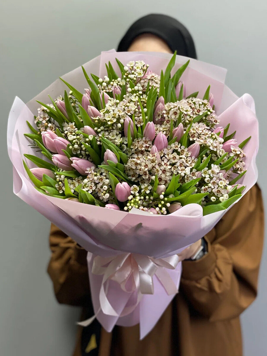 Букет живых цветов N1flor из 49 тюльпанов и 5 хамелациумов, 40 см.