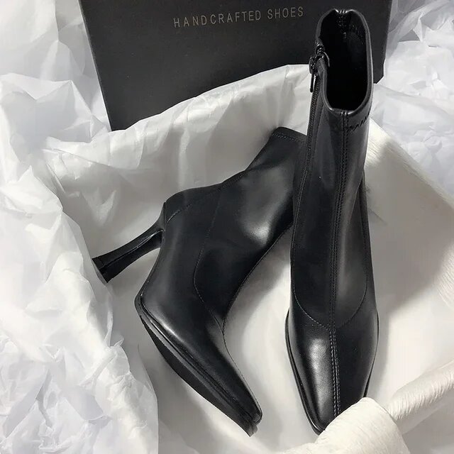 Женские ботильоны на тонком высоком каблуке, модные, с острым носком, короткие, элегантные, зимние туфли 2025 года, плюшевые женские туфли-лодочки