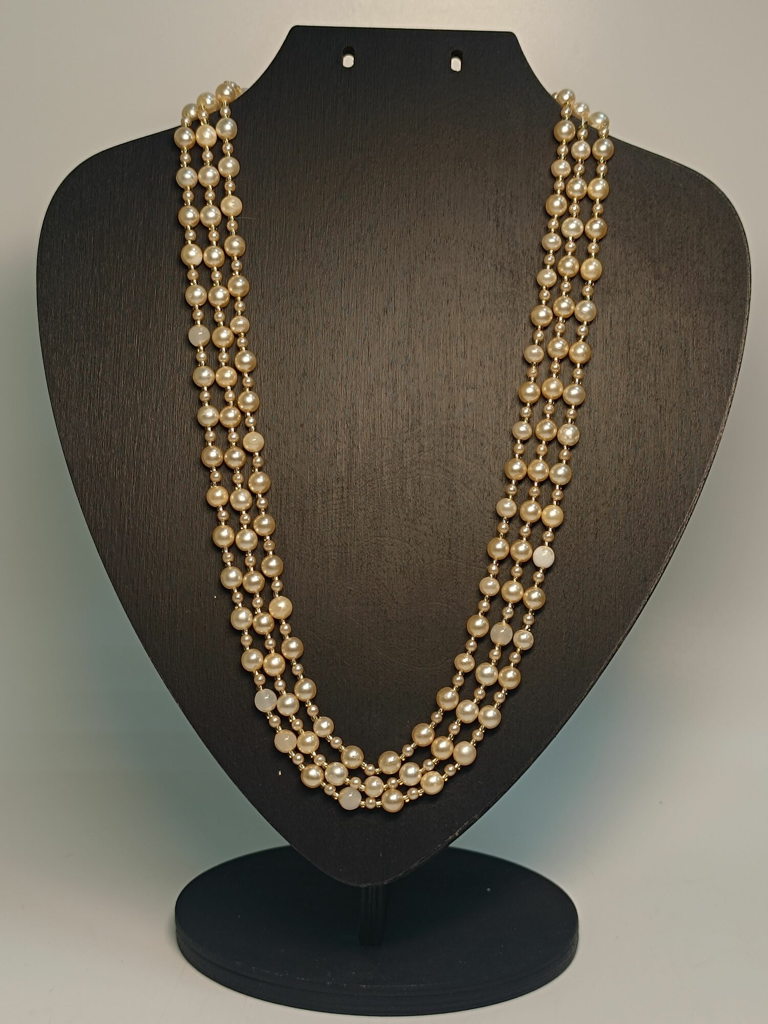 Винтажные длинные бусы с дефектами.