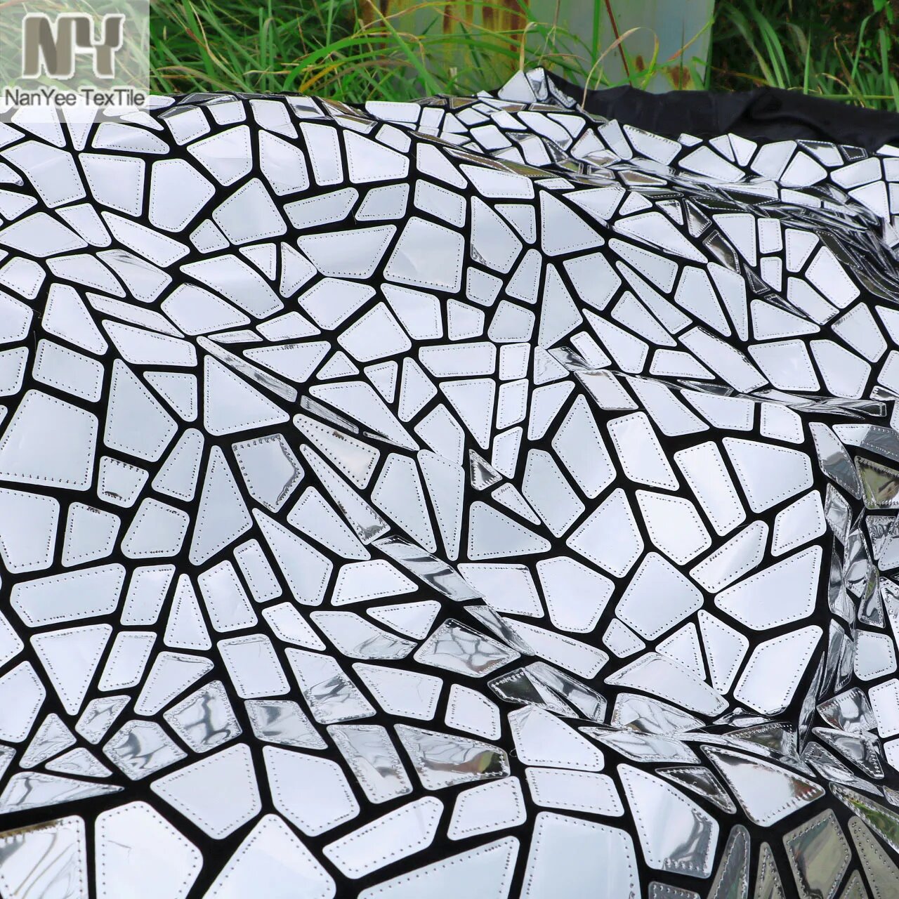 Фиолетово-серебристая бархатная ткань с лазерной вышивкой и блестками