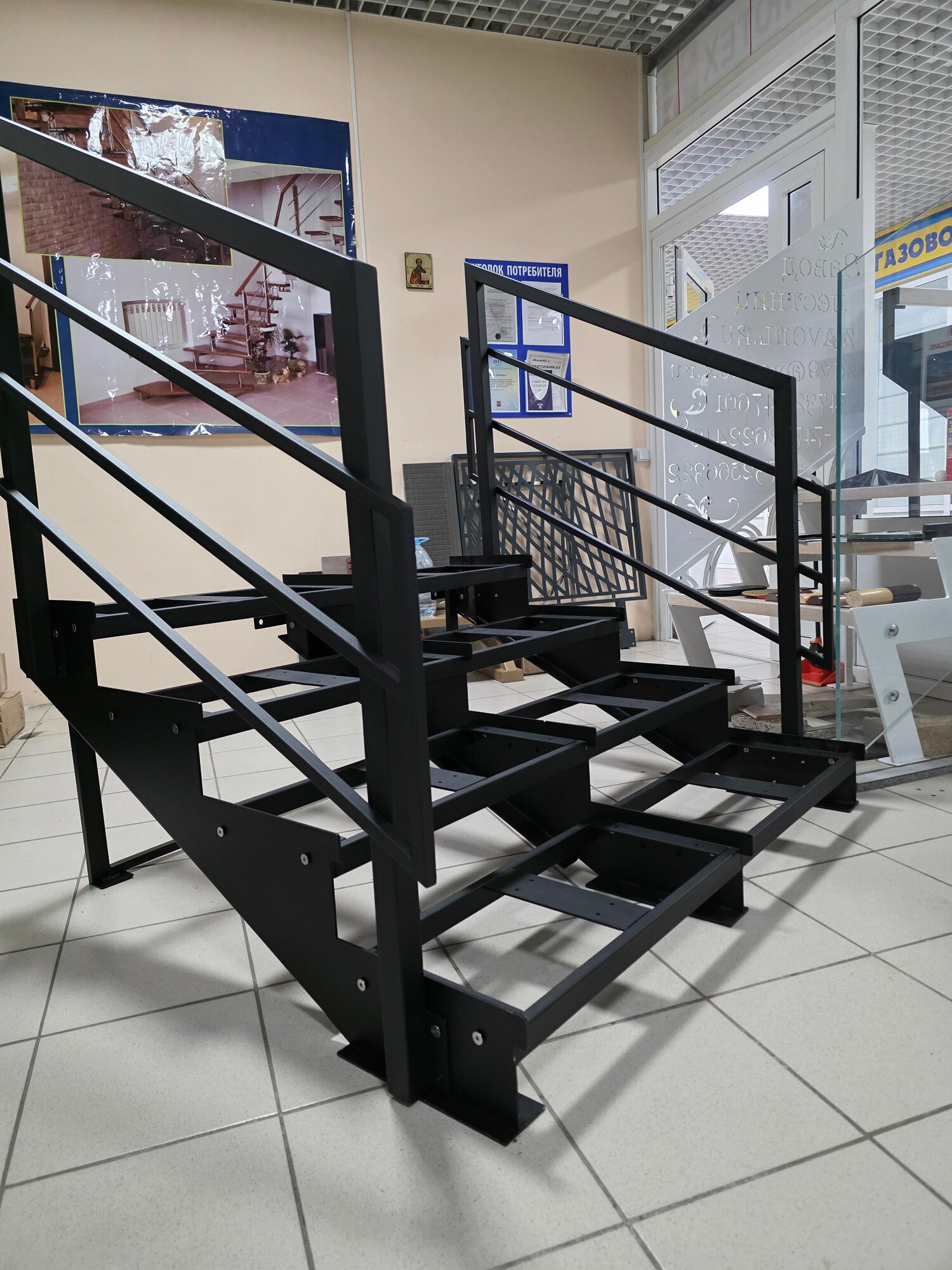 Лестница-крыльцо 4 ступеней , без ступеней ДПК, перила с двух сторон. Ширина 1м, высота 60 см.