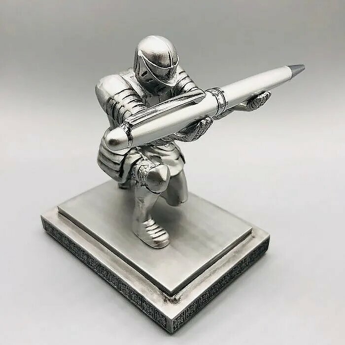 Подарок начальнику мужчине, сувенир для мужчины статуэтка с ручкой на рабочий стол, подставка для ручек Рыцарь