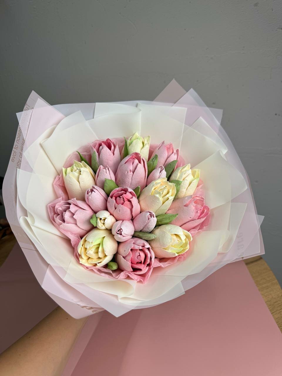 Новинка! Букет из микса белых и розовых тюльпанов