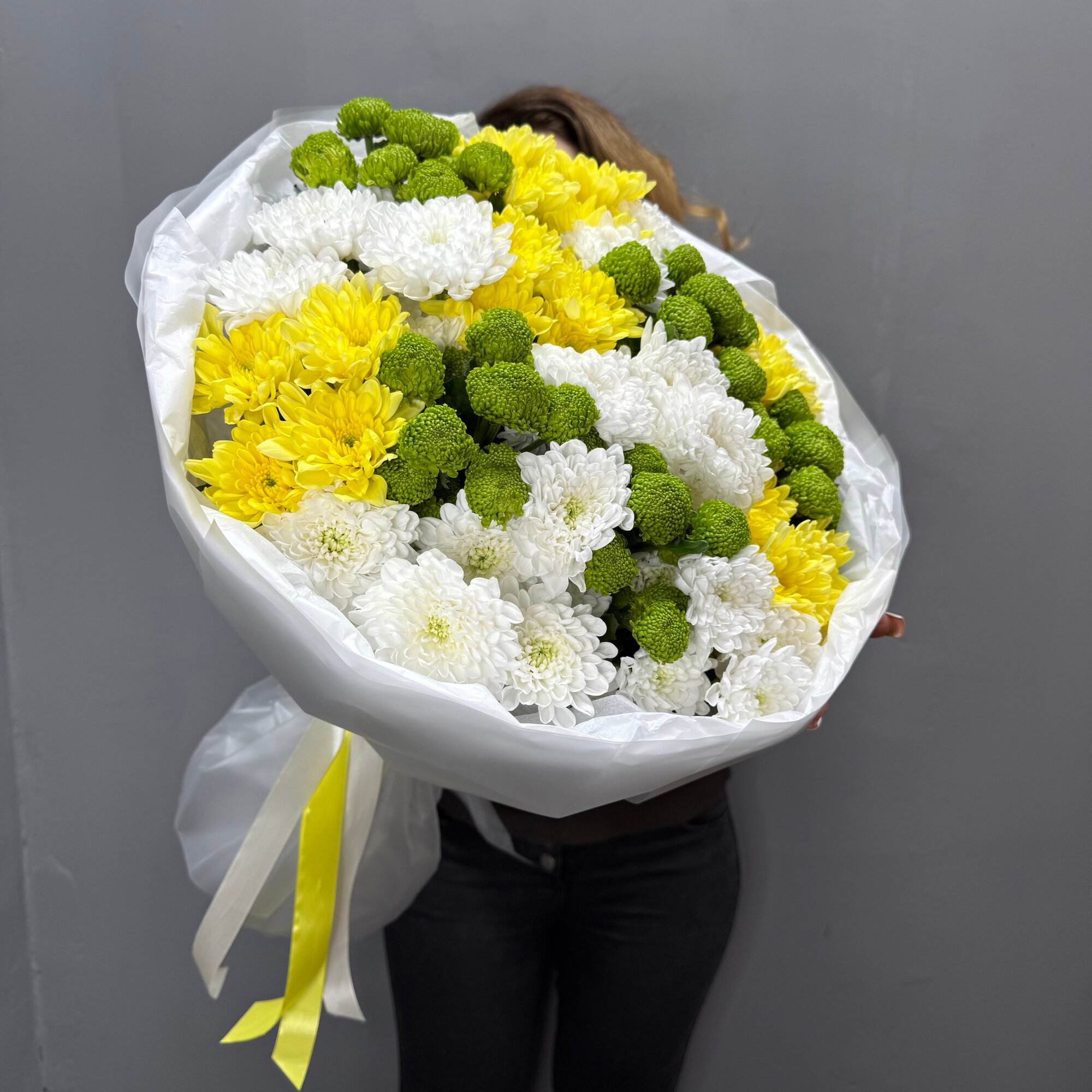 Букет из разноцветной кустовой хризантемы 15 шт от бренда Two K Flowers