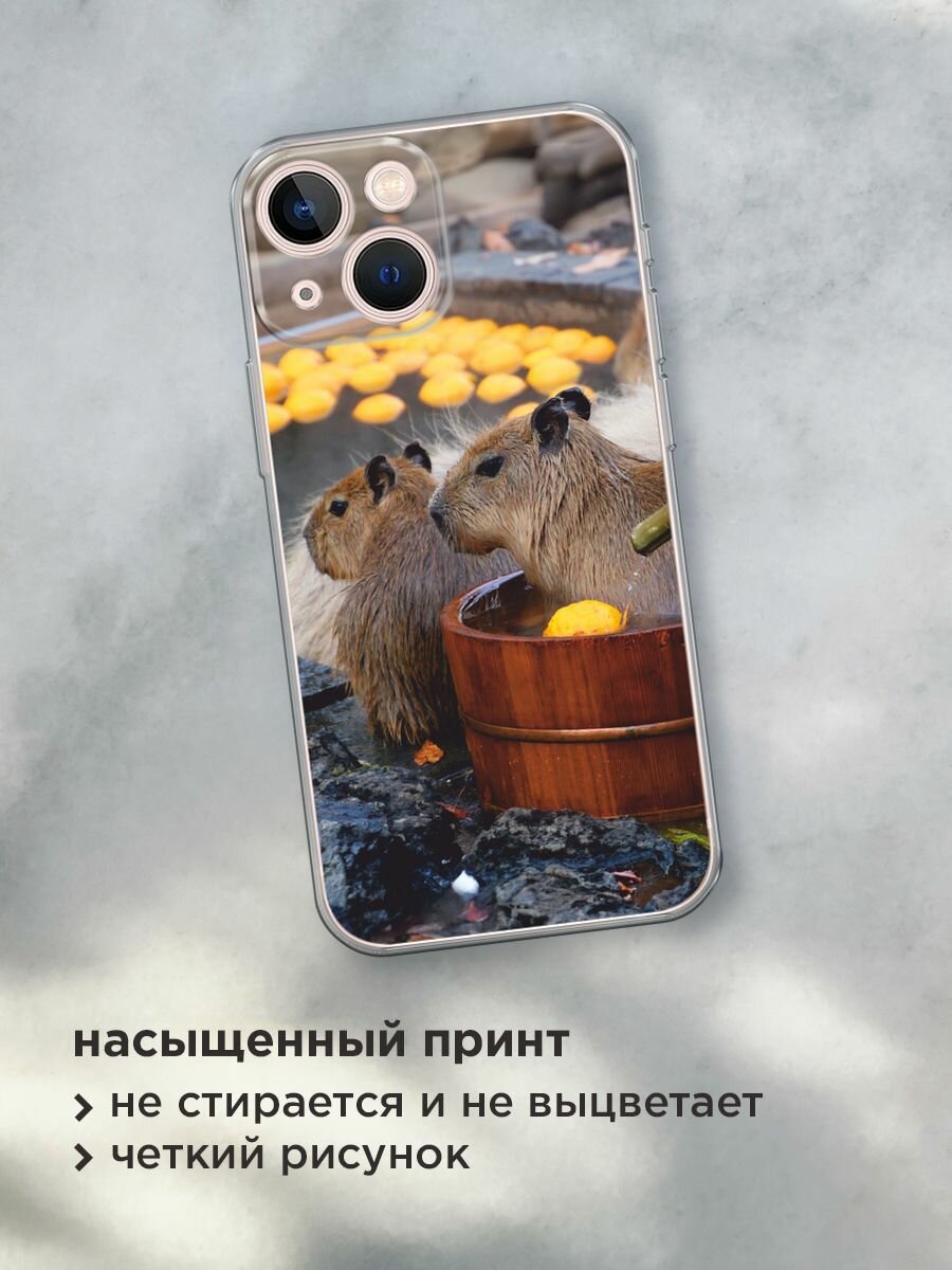 Чехол на Apple iPhone 13 mini / Айфон 13 мини с принтом "Капибары отмокают" — фото 1