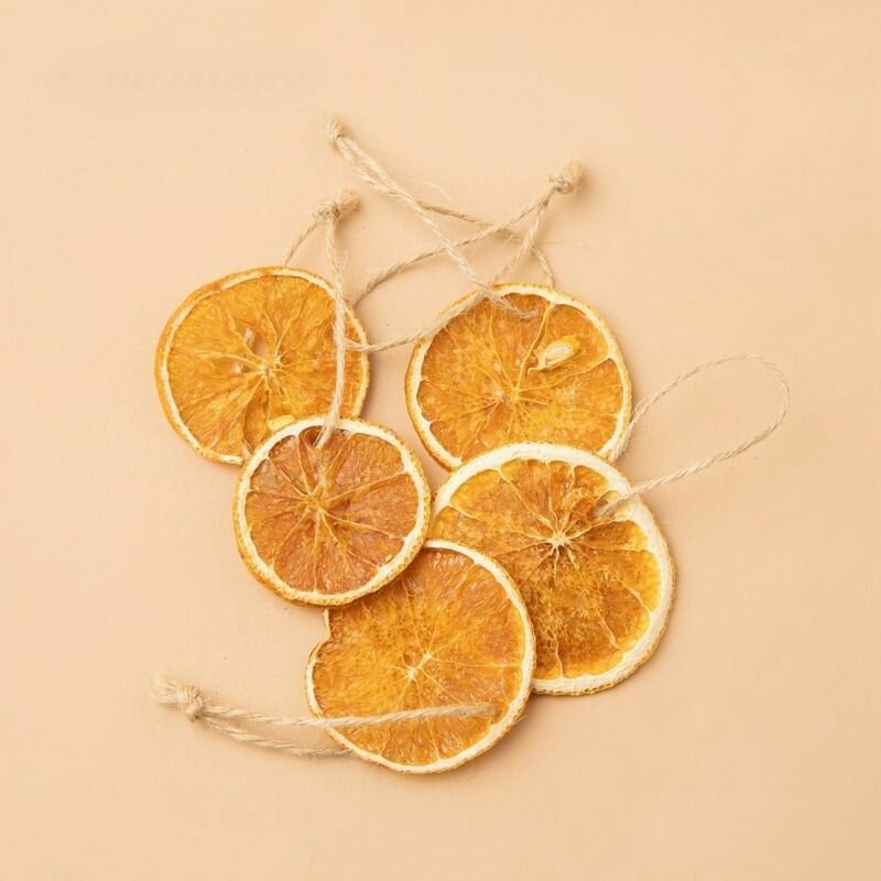 Рождественский декор из сухоцветов с дольками лимона хлопками и корицей