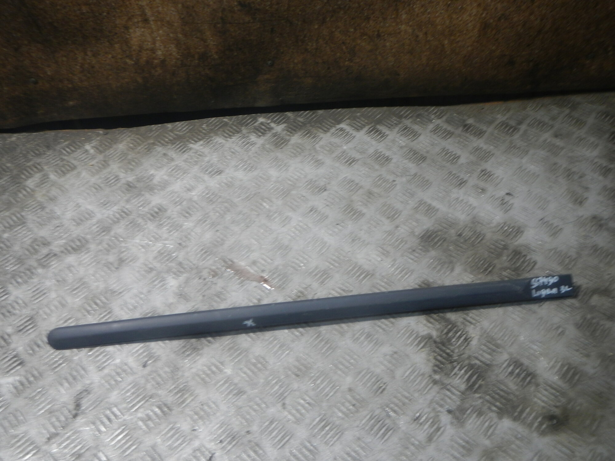 Б/У Молдинг двери задней левой, Renault (Рено)-LOGAN (05-) RENAULT LOGAN (05-) Царапины. 567490 RENAULT арт. 8200209882