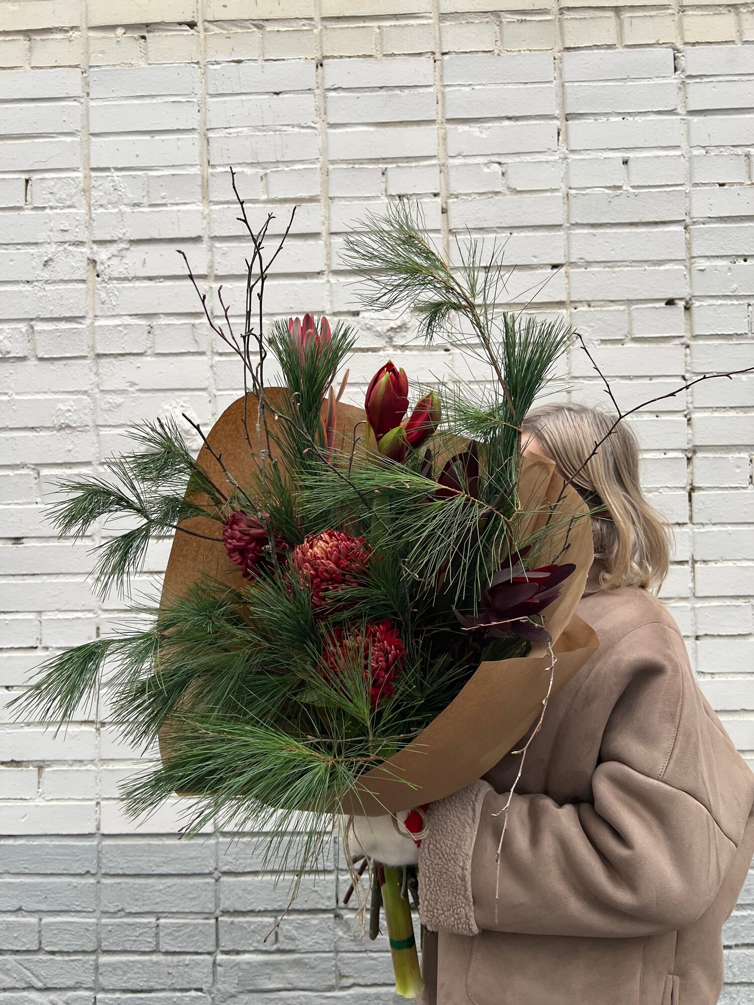 Зимний хвойный букет с амариллисом и хризантемами бигуди «Северное пламя»