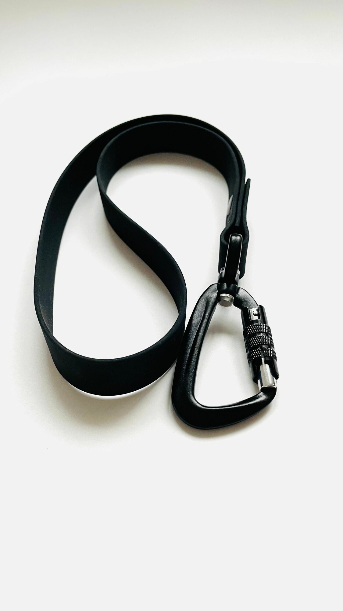 Водилка из биотана , 20 мм , 35 см. Карабин авиационный , черный.