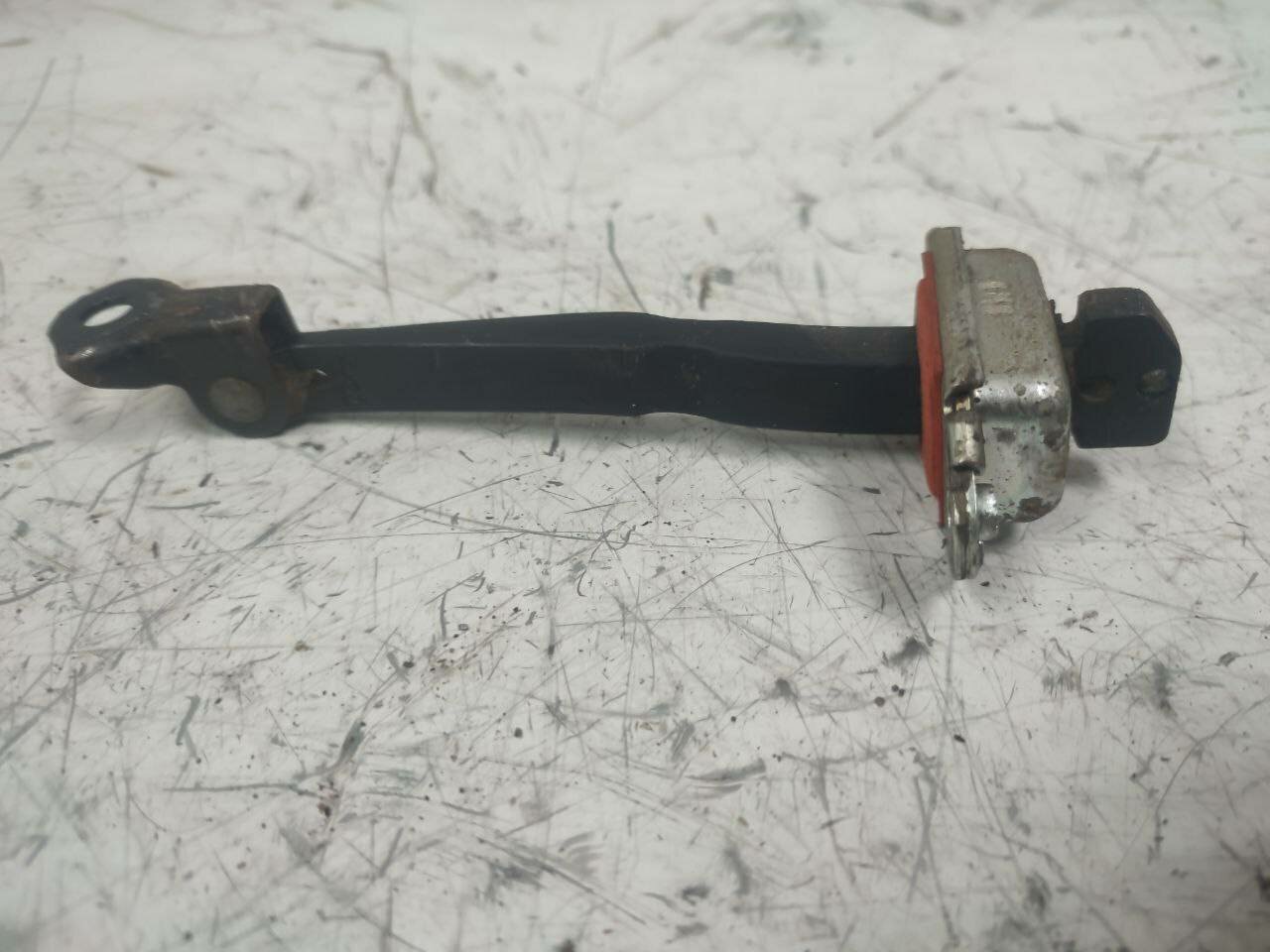 Ограничитель открывания двери передней левой Kia 79380-1M000