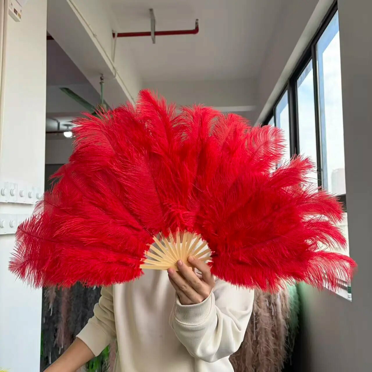 Большие красные страусиные перья для веера WZBDECOR 70 см и 100 см Красный, 70cm left hand, Red