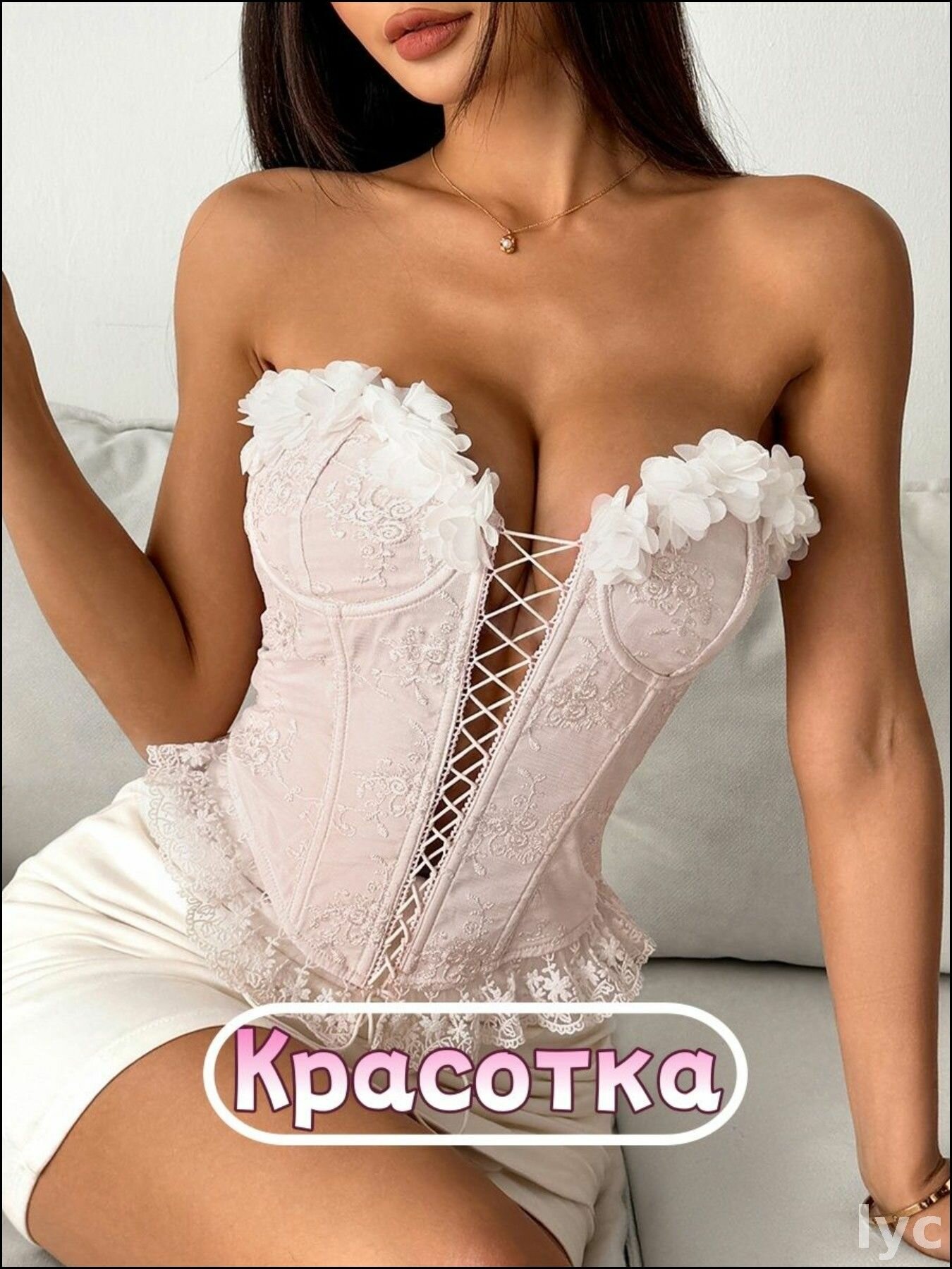 Соблазнительный корсет с эксклюзивной ручной вышивкой цветочных мотивов и ажурными элементами создан