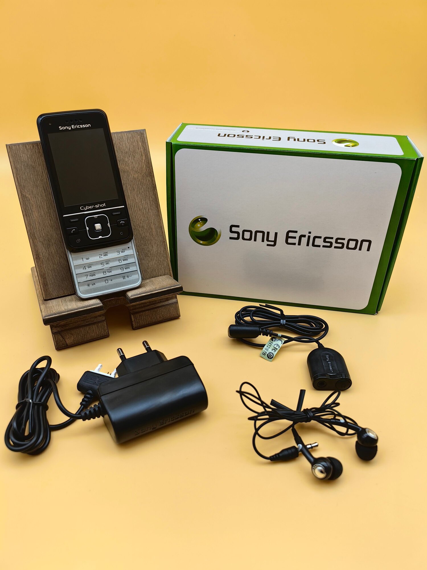 Мобильный раритетный кнопочный телефон слайдер Sony Ericsson C903, Черный
