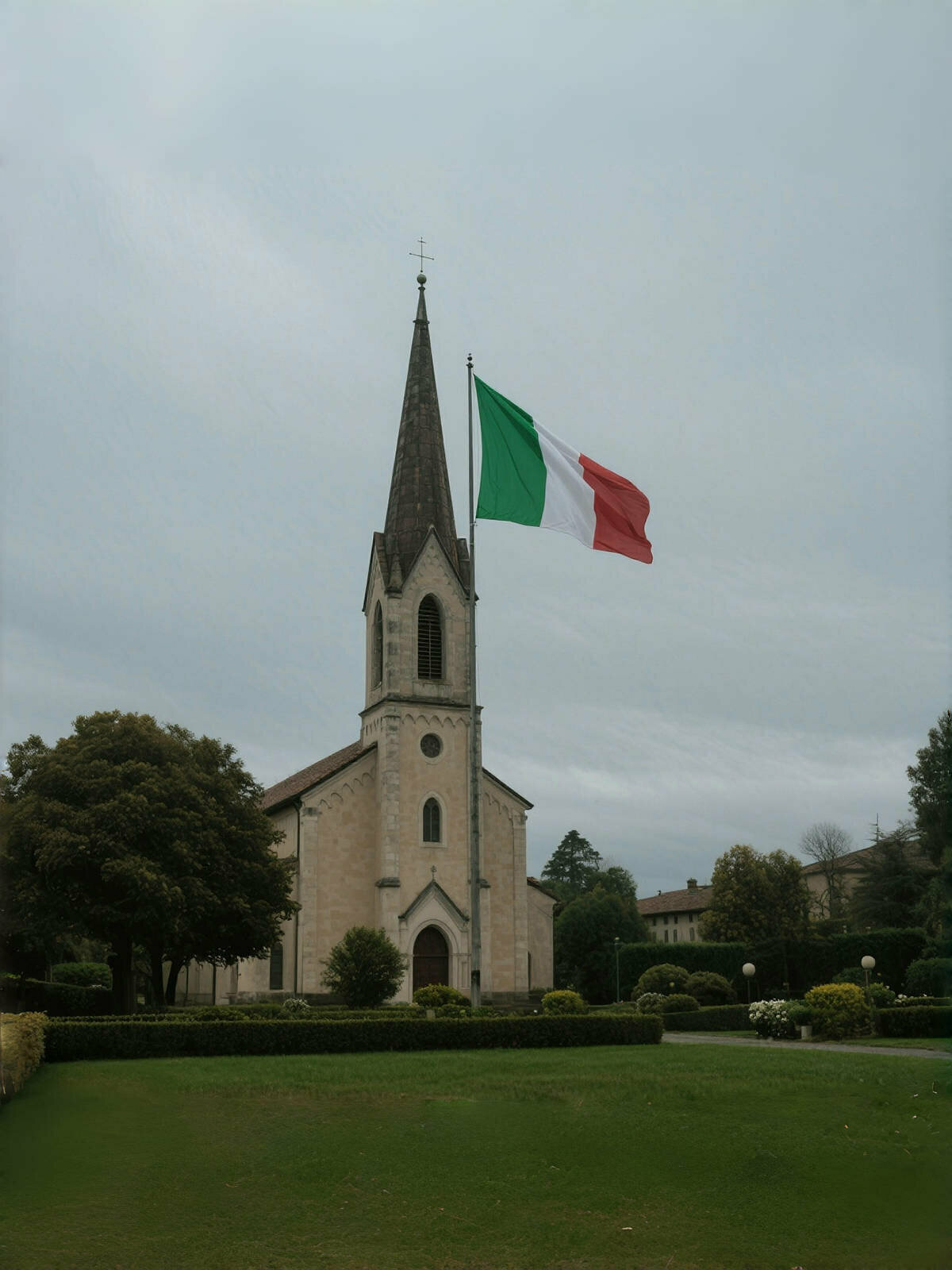 Итальянский флаг стандартного размера, прочный и подходящий для использования на футбольных матчах.