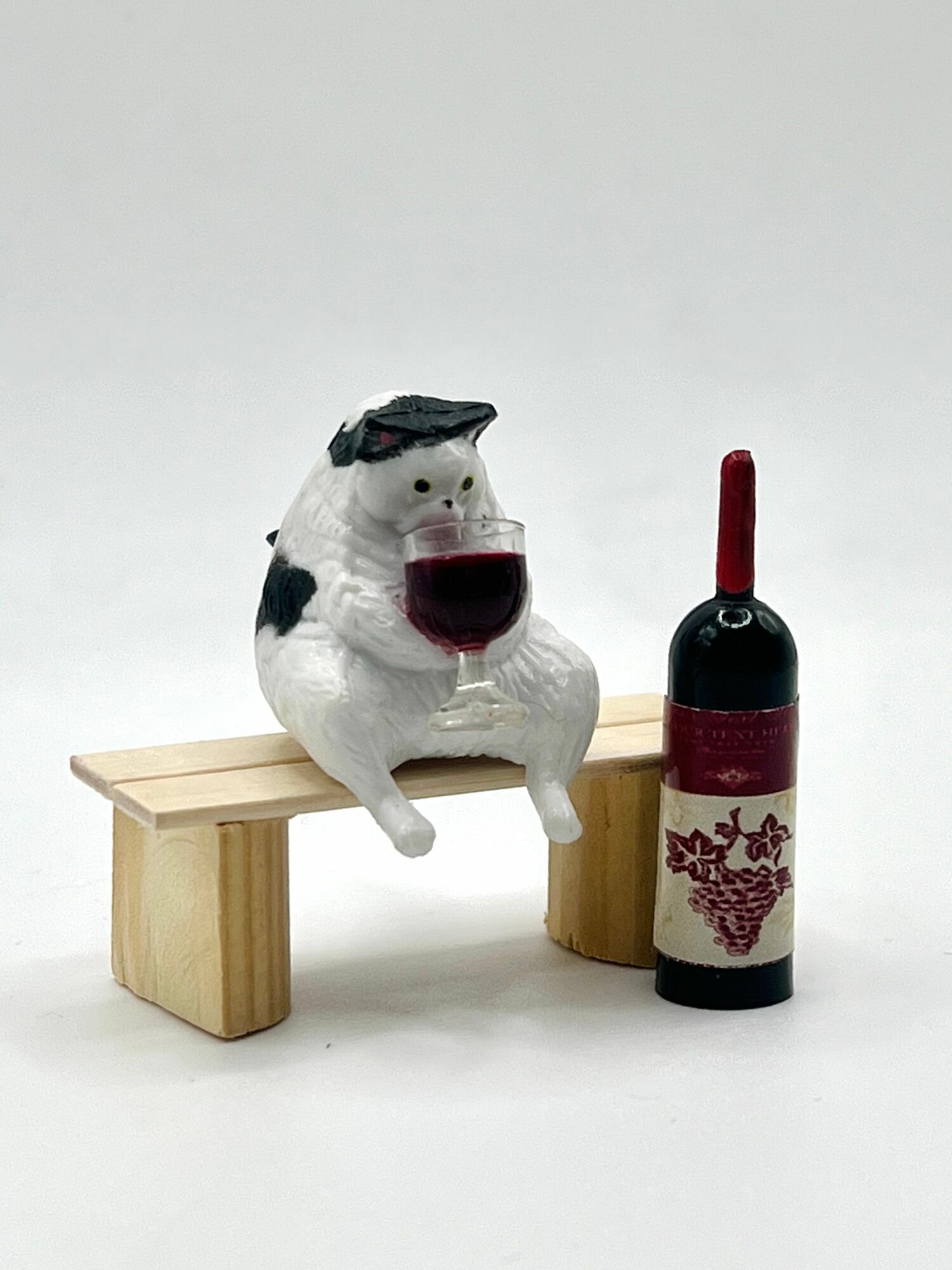 Фигурка кот толстячок с вином на лавке "Винарик", сувенир, талисман на удачу, декоративный, ручная работа - 1 шт