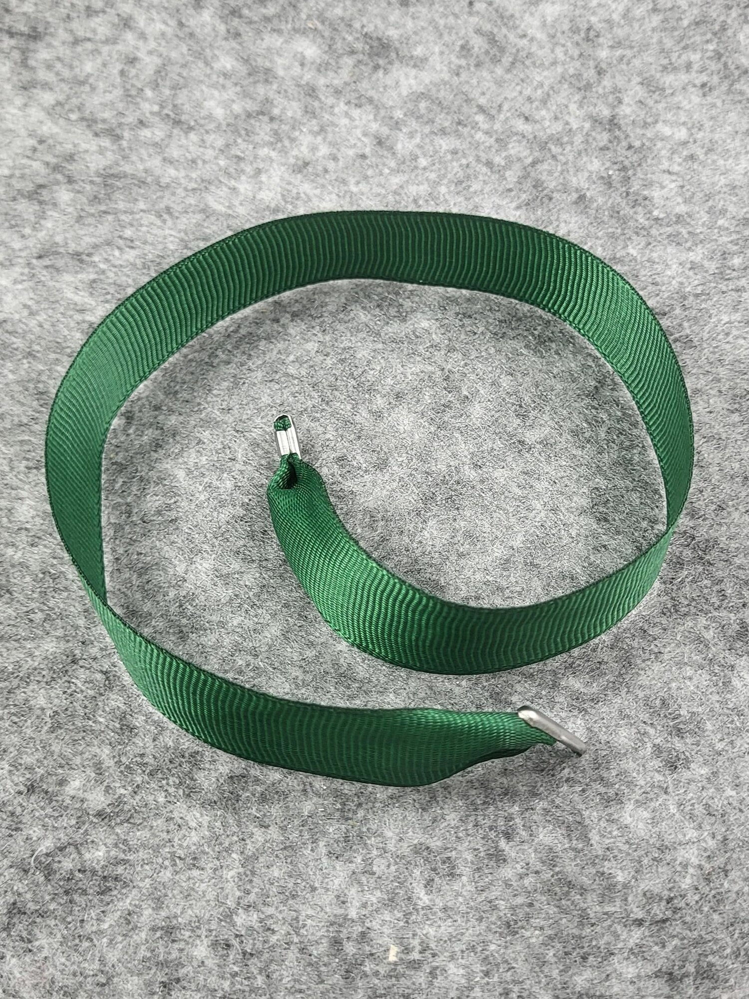 Ручка-лента репсовая 20 мм длина 35 см темно-зеленая с металлическими наконечниками (100 шт)