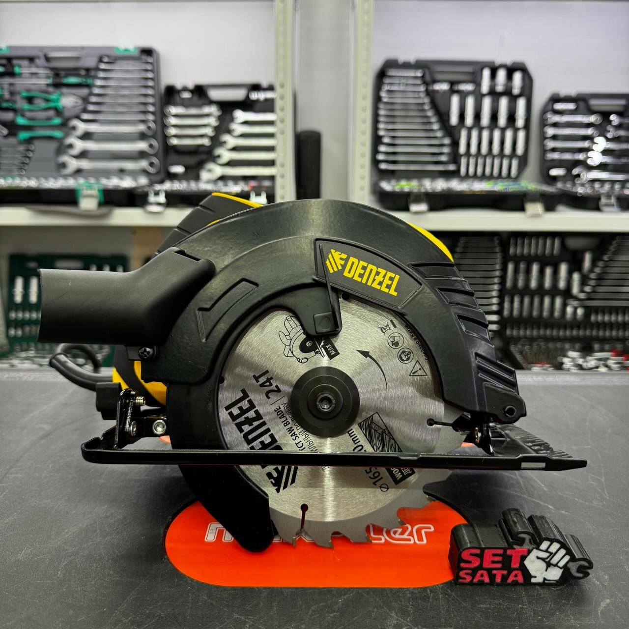Циркулярная пила Denzel CSD-165, мощность 1400Вт, скорость вращения 4800 об/мин