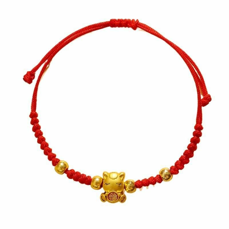 Красный браслет из веревки с изображением лошади