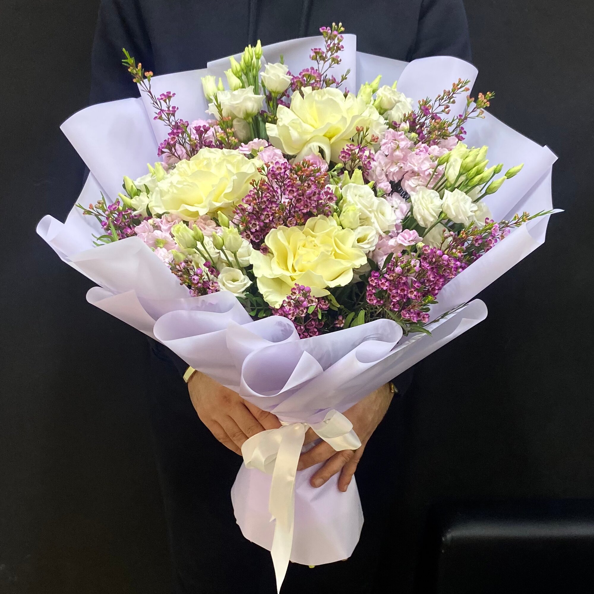 Сборный букет / Белые французские розы, эустома, кустовая маттиола, писташ