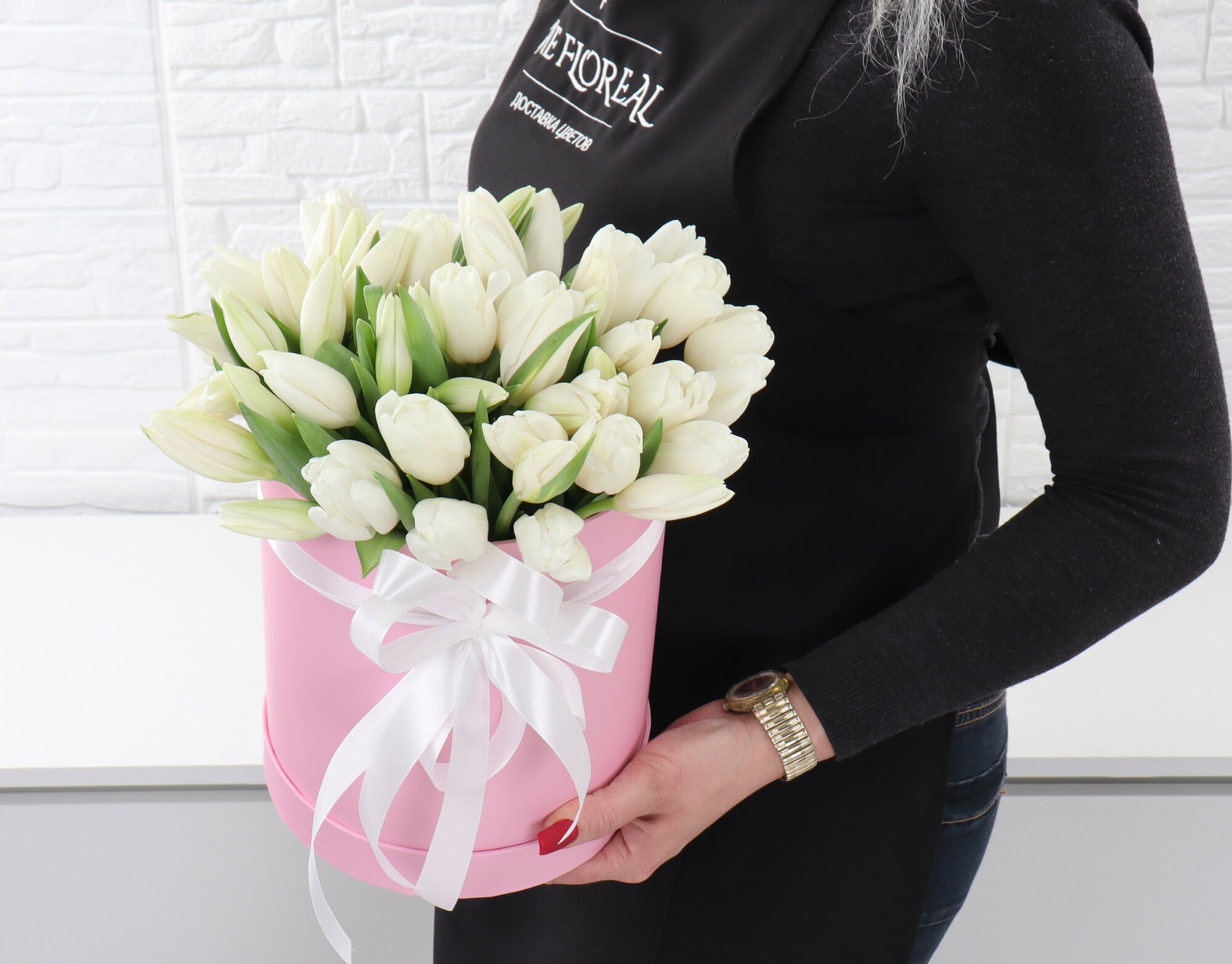 Композиция THE FLOREAL "Белые тюльпаны", в шляпной коробке