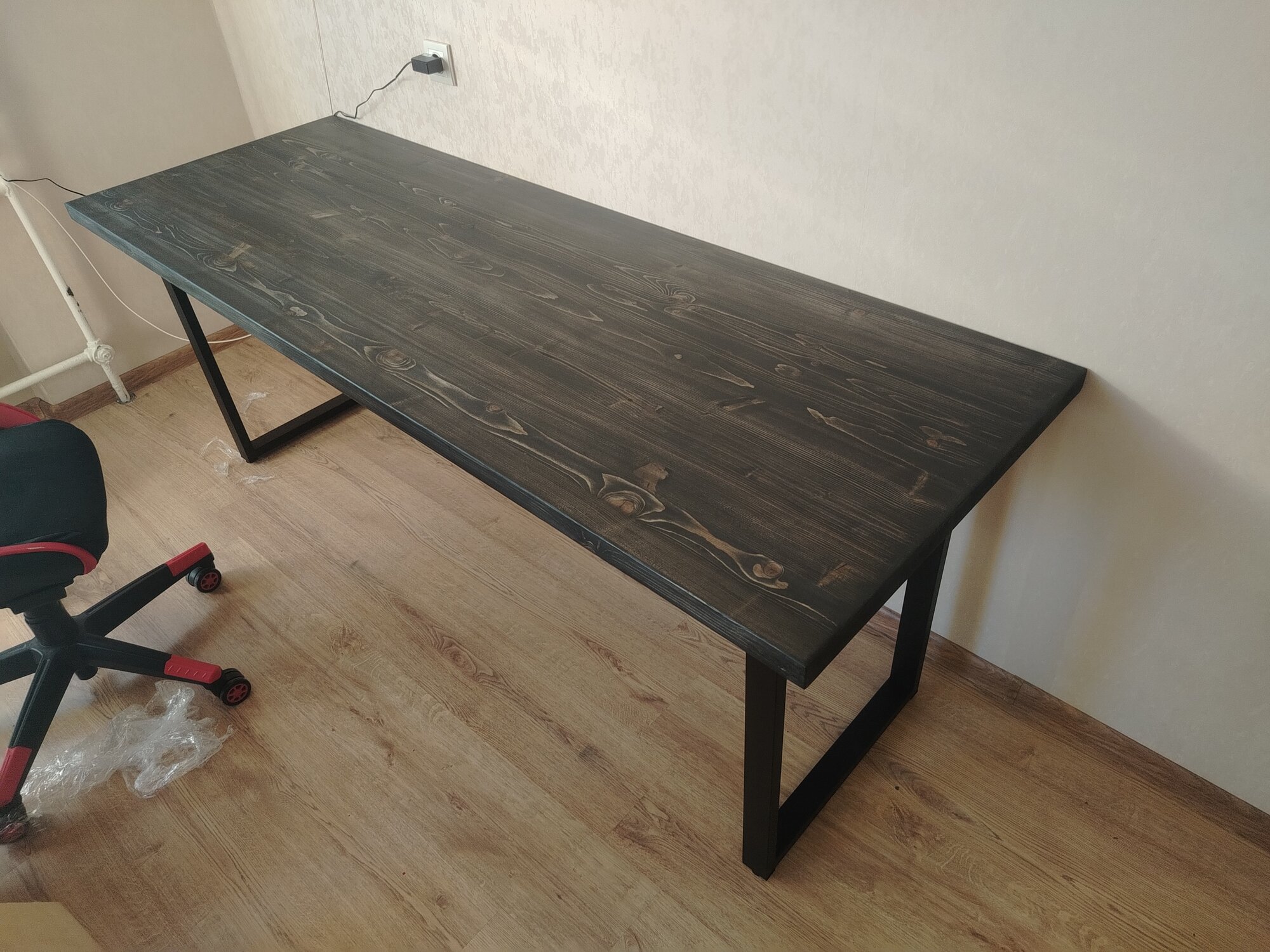 Компьютерный письменный стол из массива сосны 70x195 см, в стиле лофт, черный.