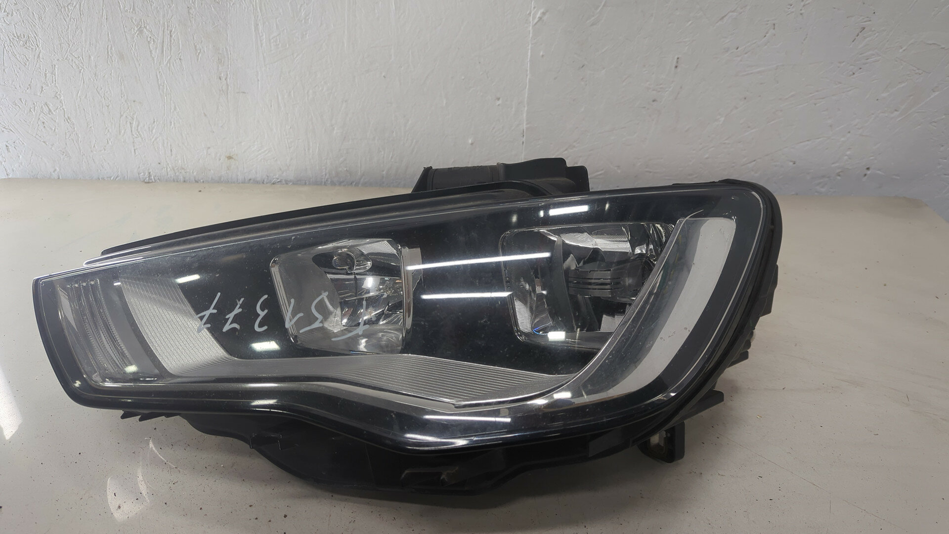 Фара (передняя) левая Audi A3 (8V) Б/У