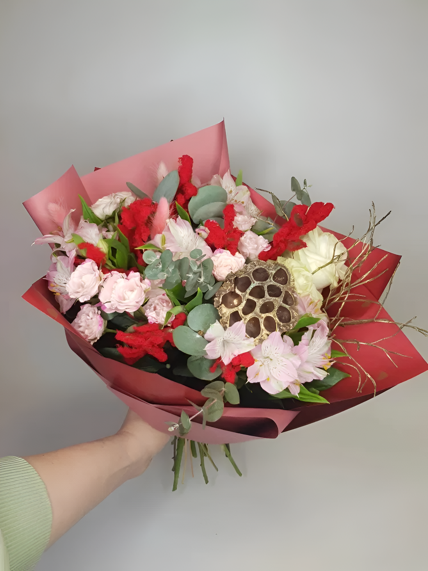 Букет Дизайн Цветка "Яркий", красный букет с золотым лотосом