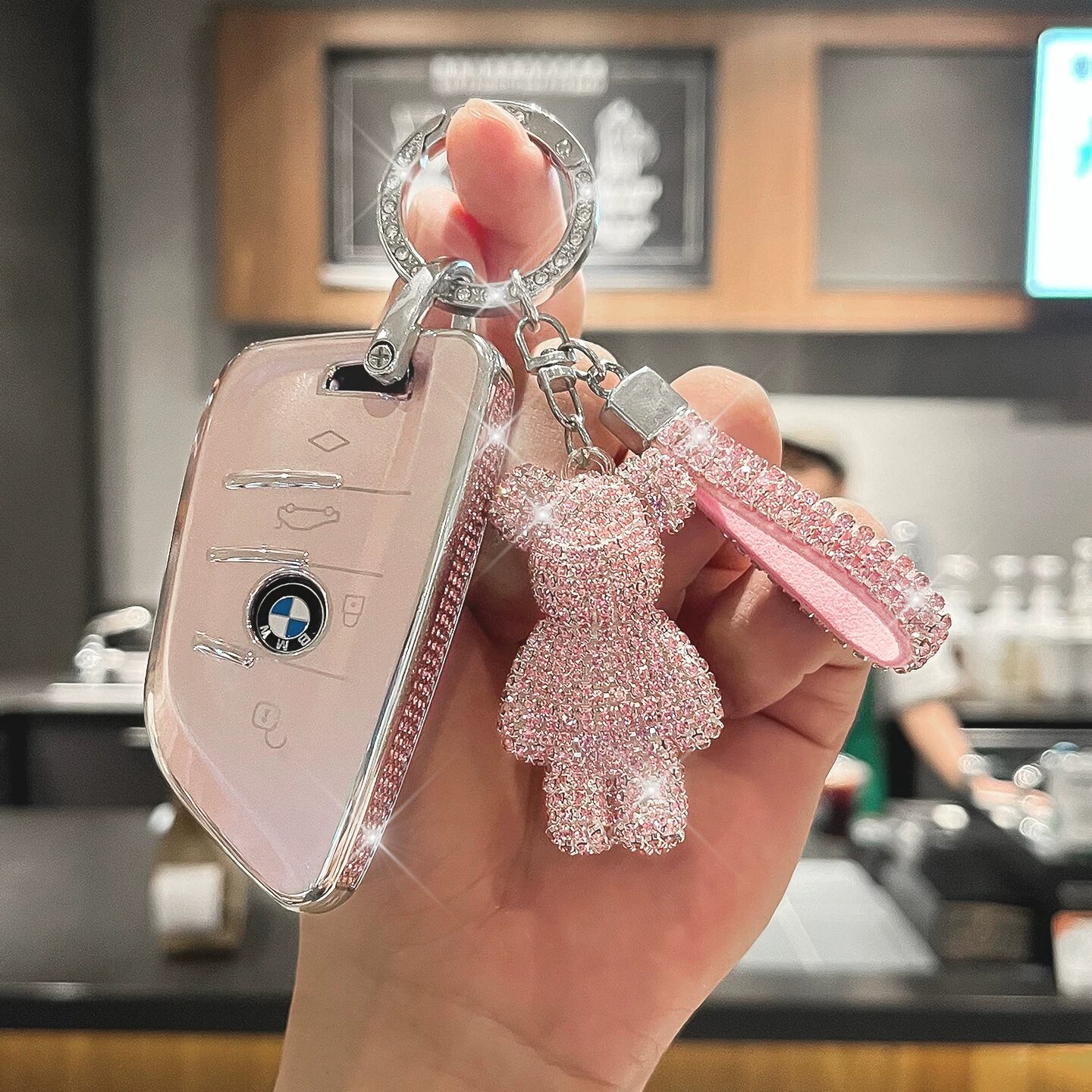 Ключен B Style в стиле Flow Sand Pink с аксессуаром Diamond Bear для BMW 5 Series, 3 Series, X3, X5, X6, X2, iX1, iX3,