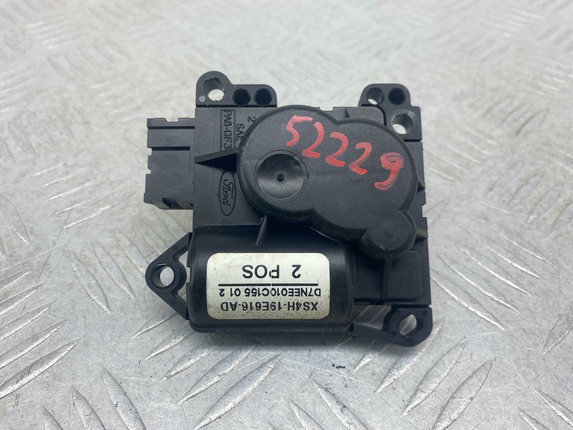 Моторчик заслонки печки Ford Focus 2001 XS4H19E616AD