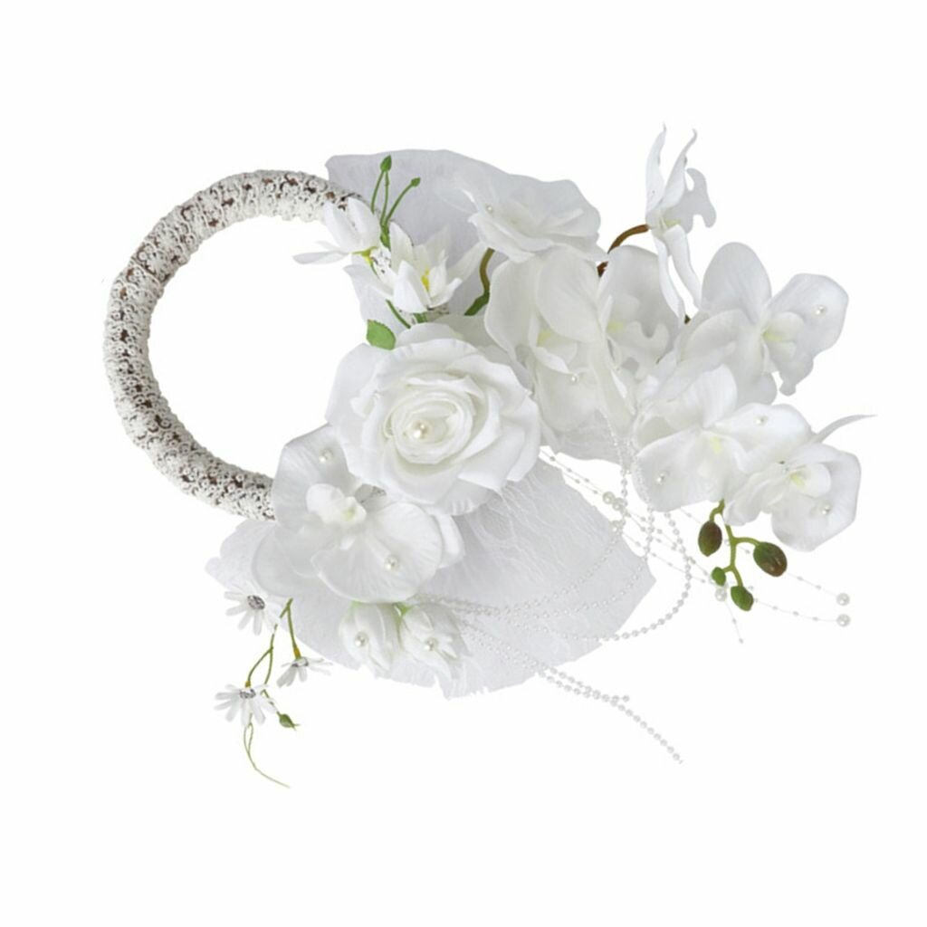 Имитация свадьбы невеста из фаленопсиса с гирляндой в руке и цветами в руках