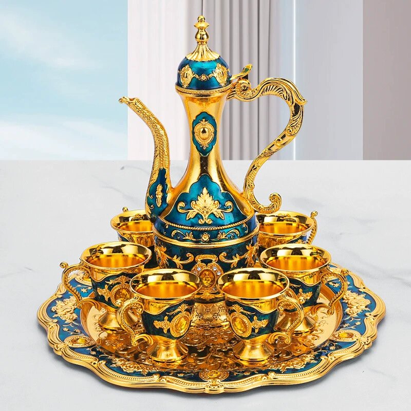 Декоративная фляга для интерьера: комплект с рюмками в старинном стиле