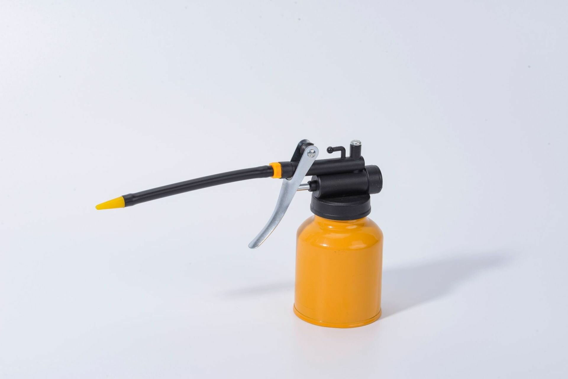 Моечный пистолет для компрессора 5 бар, расход воздуха 150 л / мин, нижний бачок 0.6л, настраиваемый диаметр сопла и рельефная рукоятка, пневматический GG1124918