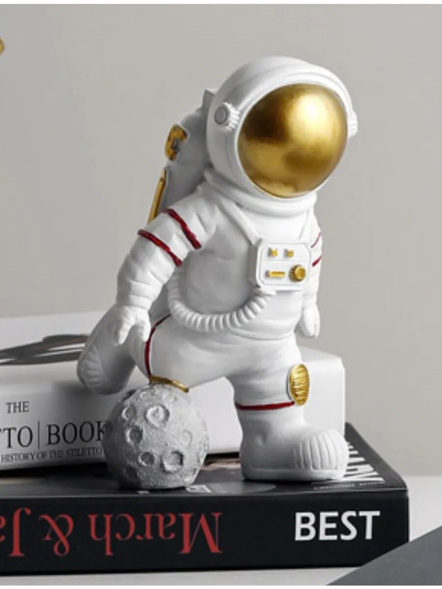 Статуэтка декоративная в виде космонавта который играет в футбол луной