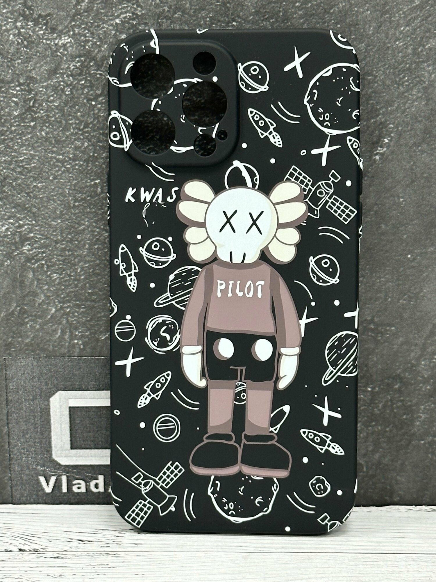 Светящийся чехол-накладка для Iphone 13 pro, Айфон 13 про LUXO/KAWS с флуоресцентным рисунком