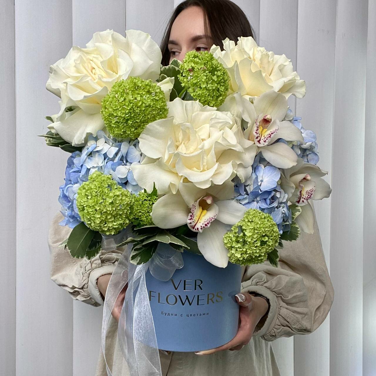 Композиция с французскими розами, гортензией, вибурном и орхидеями Ver Flowers