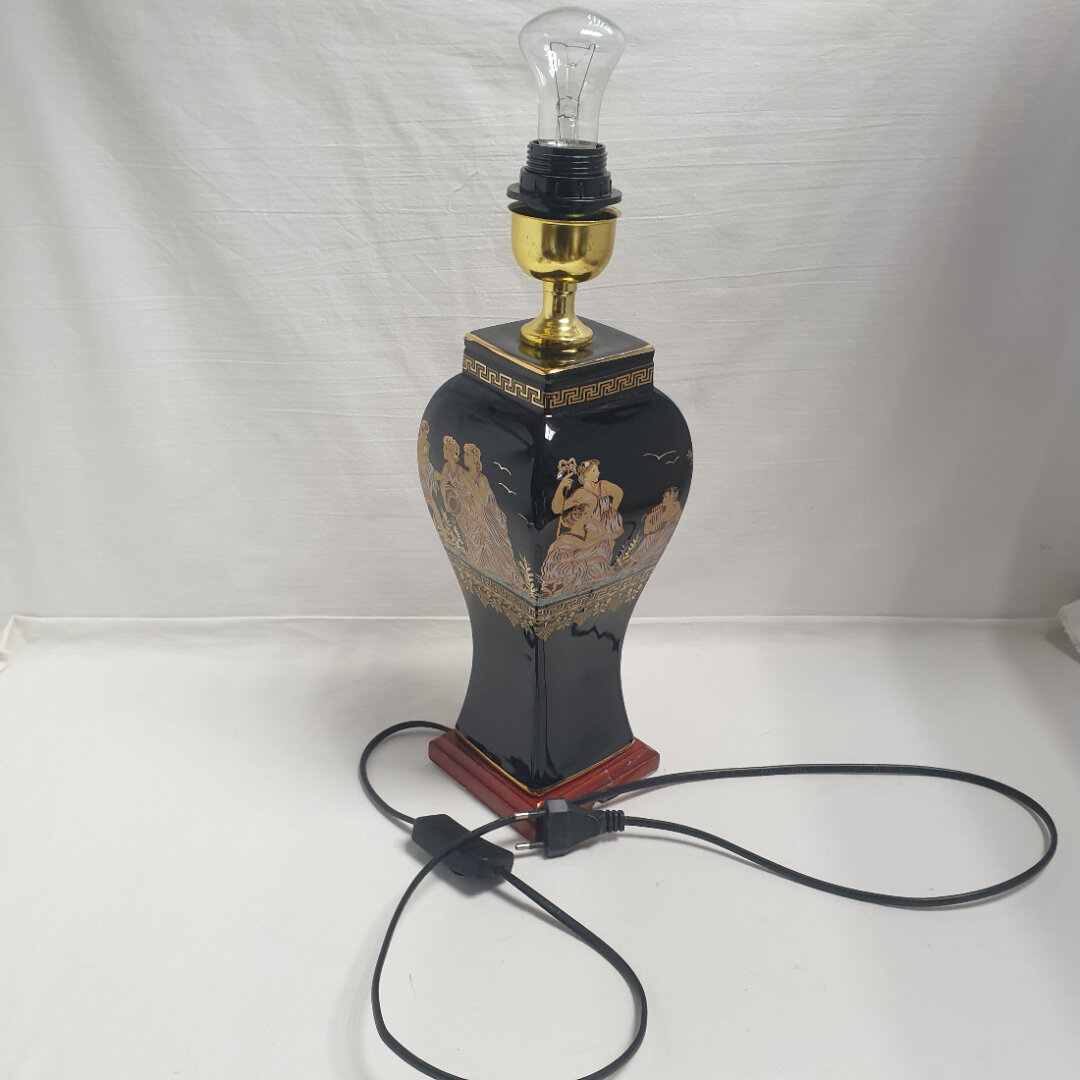 Настольная фарфоровая лампа без абажура "Греческие мотивы", рабочая, есть дефект см. фото. Винтаж.