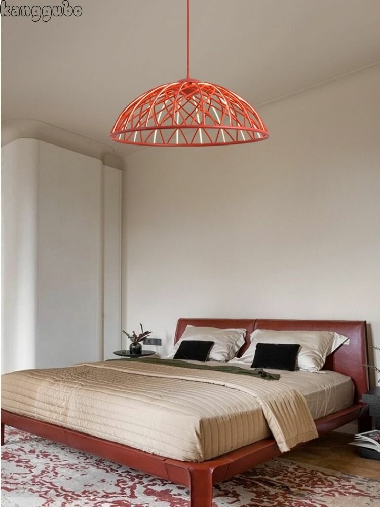 Круглый светильник из плетеной сетки