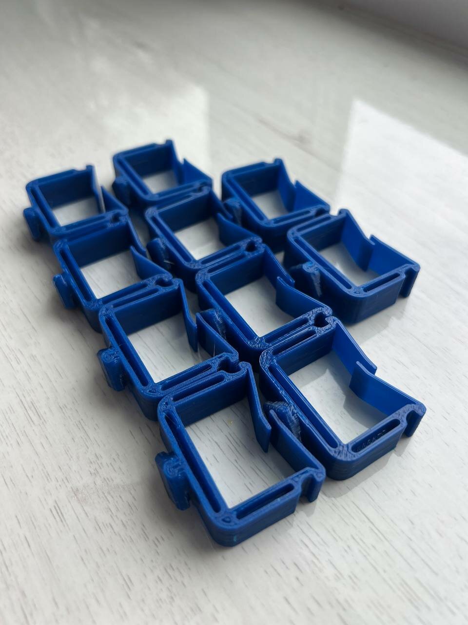 Пластиковый зажим ED44P10 для фиксации в шкафу кабеля (10шт упаковка) диам. до 28.5мм (крепится на DIN-рейку)