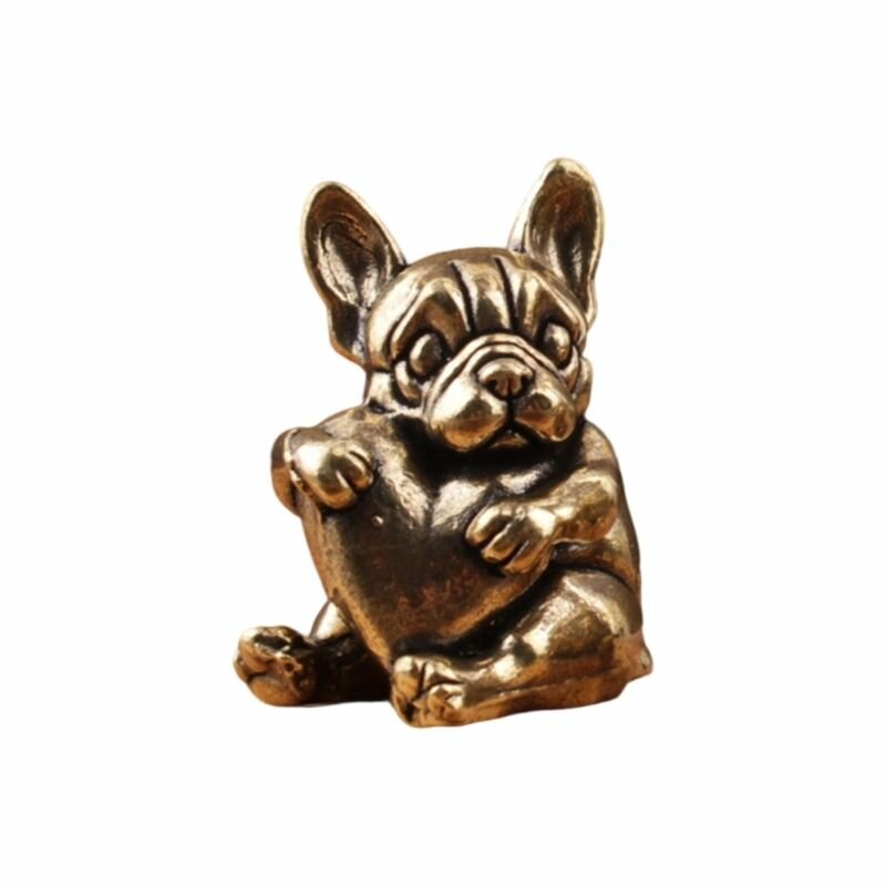 Латунный мопс с любовными украшениями в руках