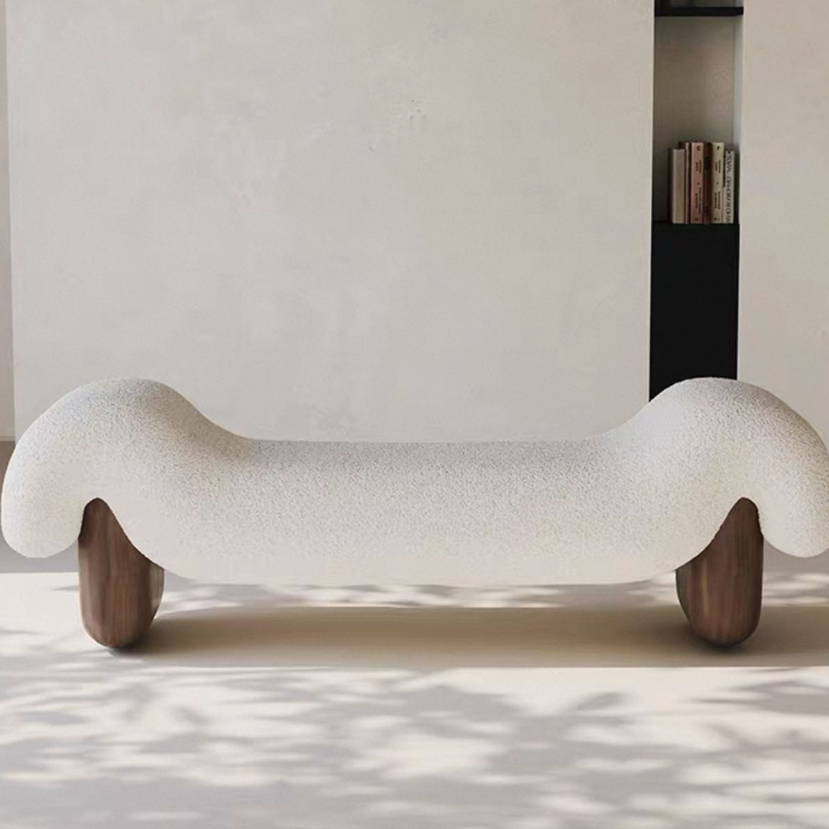 Интерьерная фигурная банкетка на деревянном основании Gareoult (цвет молочный / 100*35*53)