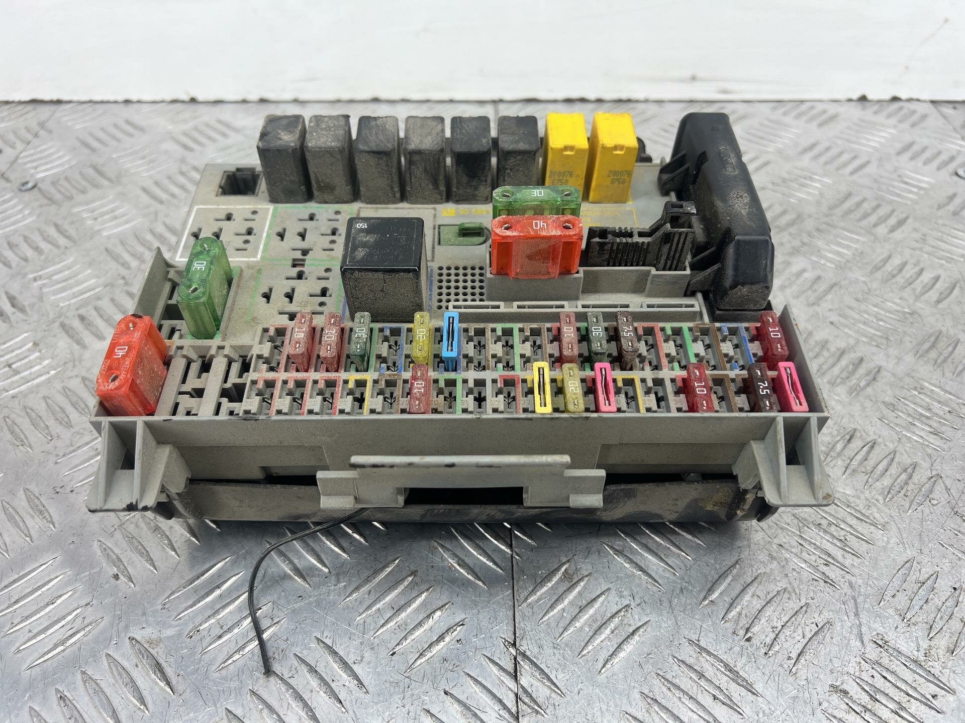 Блок предохранителей Opel Astra G (1998 - 2009) 90589965