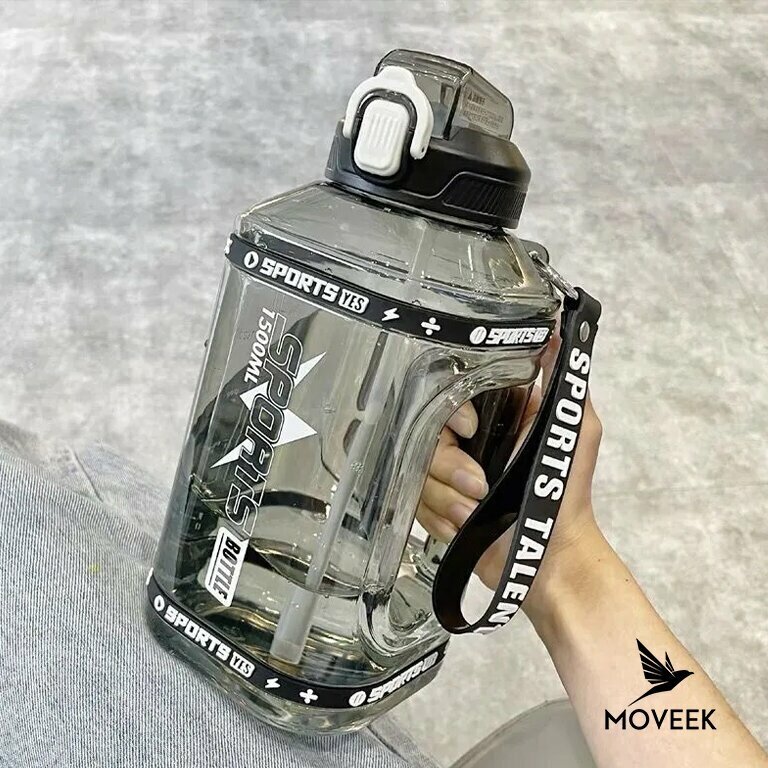 Спортивная бутылка объемом 1,5 литра с ручкой и ремнем черная