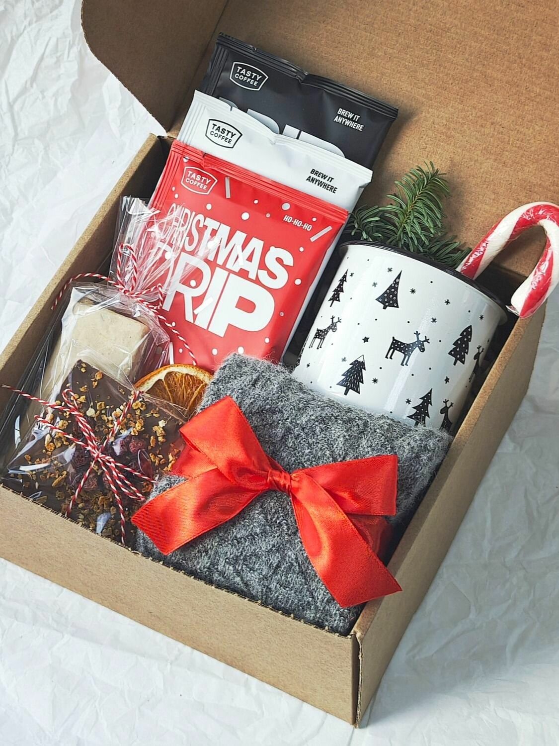Мужской подарочный бокс с кофе, кружкой, носками и сладостями