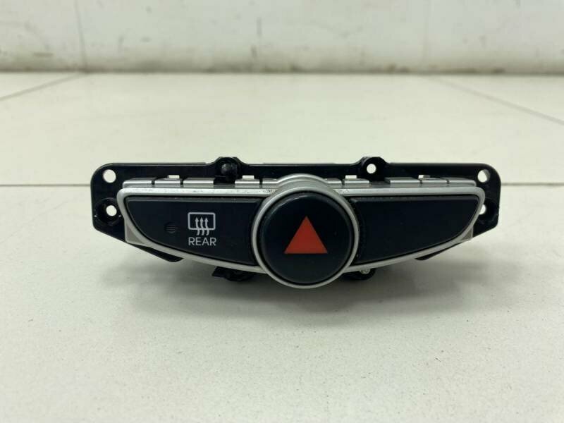 Кнопка аварийной сигнализации Hyundai Solaris 2010-2017 кат.номер: 937904L0004X 937101R1004X