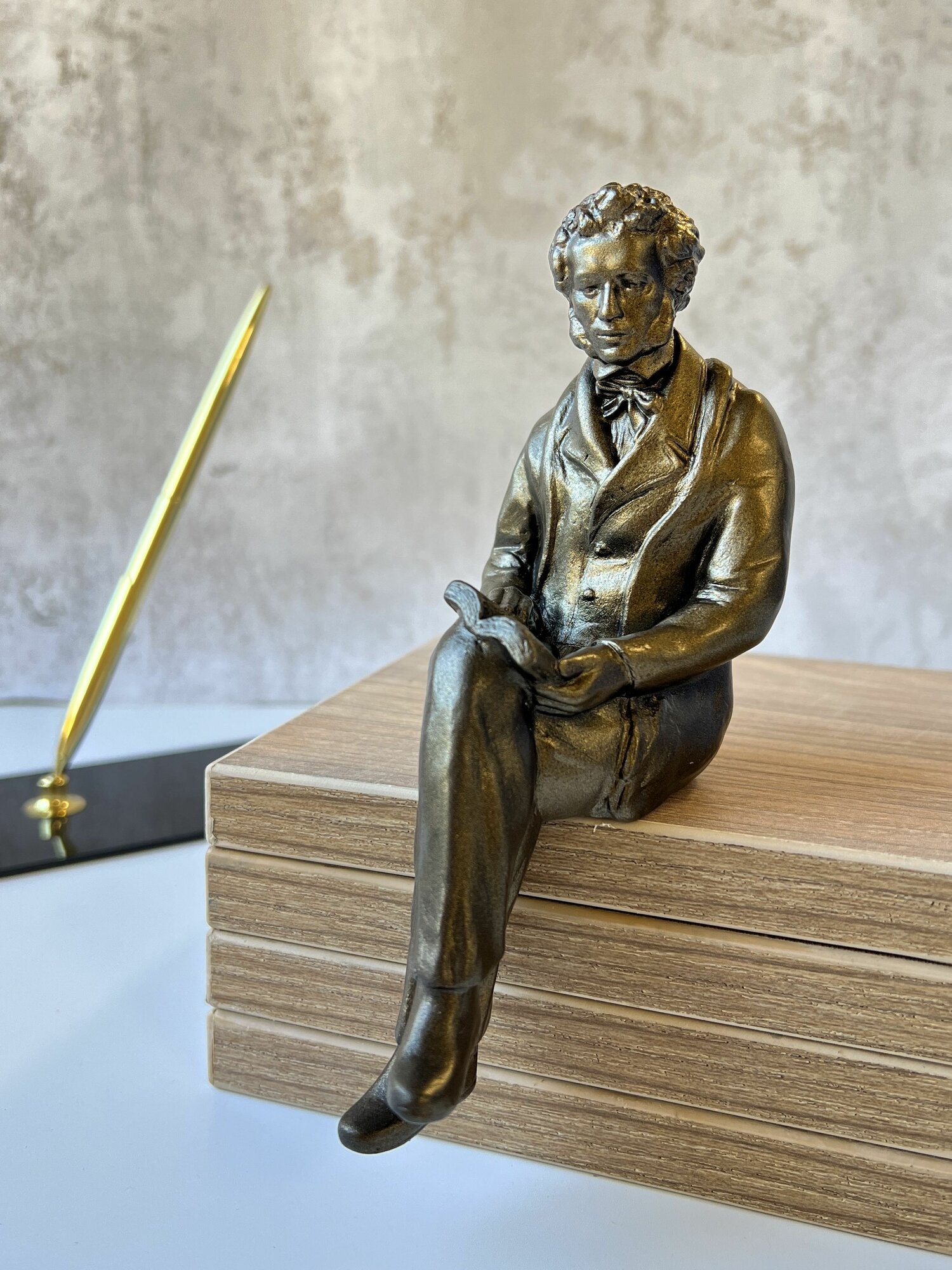 Статуэтка А. С. Пушкин на книжную полку. Высота 16,5см. Гипс.