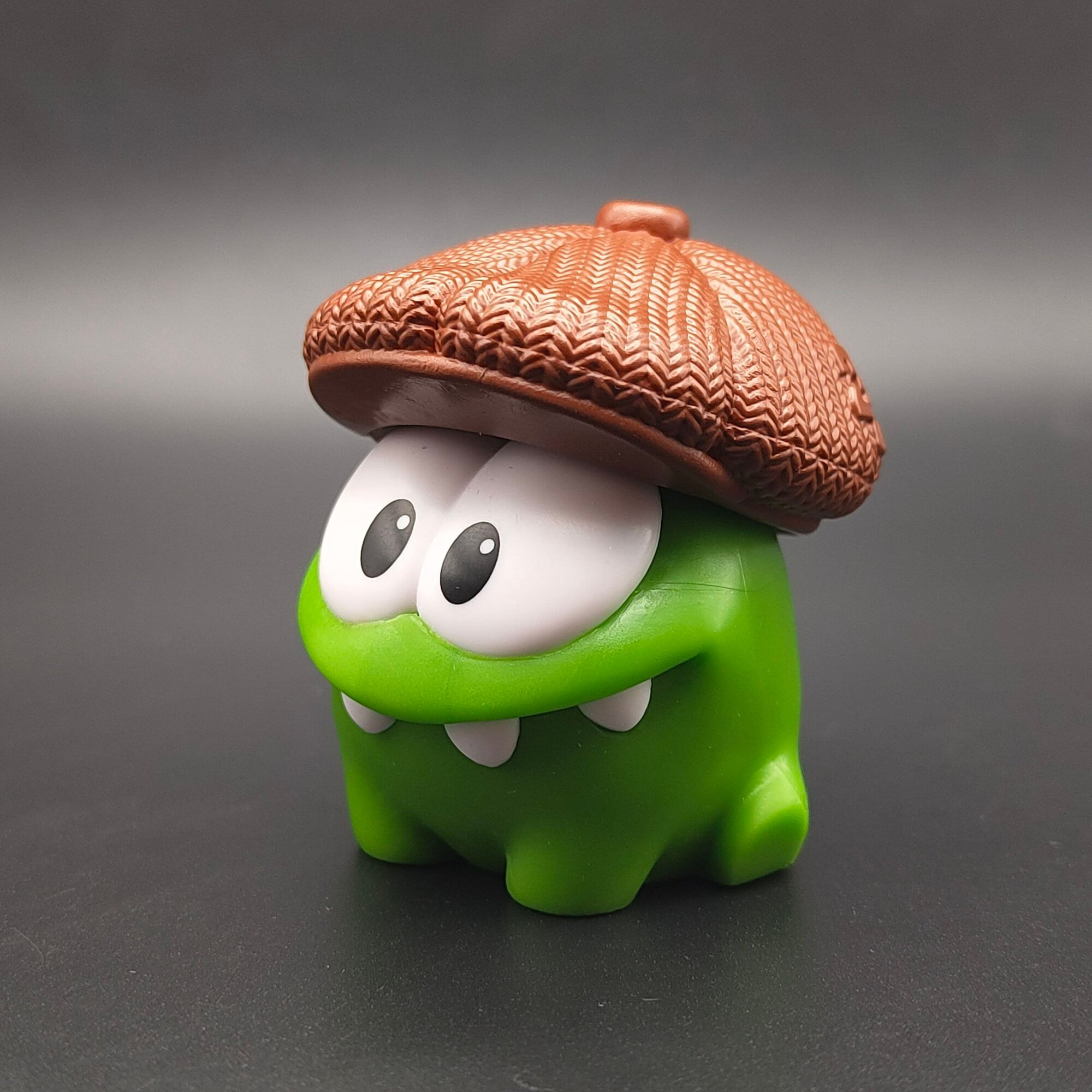 Игрушка Ам-Ням коллекционная серии "Карнавал-2". Вкусно и точка 2025. С коричневой кепи